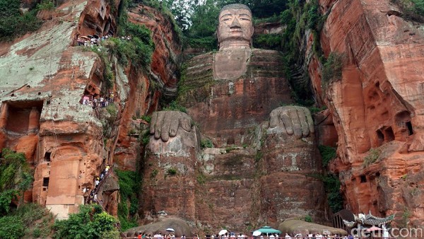 Foto: Patung Buddha Raksasa Terbesar di Dunia