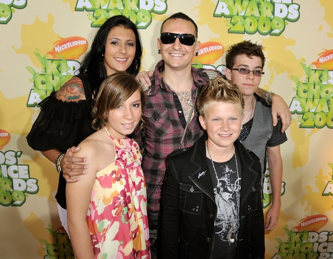 Foto: Mengenang Kemesraan Chester Bennington dan Istrinya Talinda