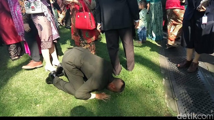 Sujud Syukur Perwira TNI-Polri dan Tangis Haru Orang Tua Sujud Syukur Perwira TNI-Polri dan Tangis Haru Orang Tua