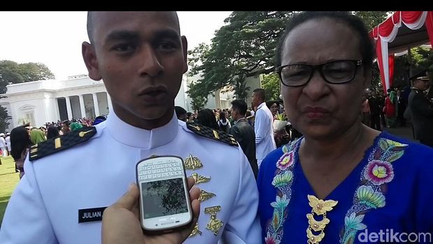 Sujud Syukur Perwira TNI-Polri dan Tangis Haru Orang Tua Sujud Syukur Perwira TNI-Polri dan Tangis Haru Orang Tua
