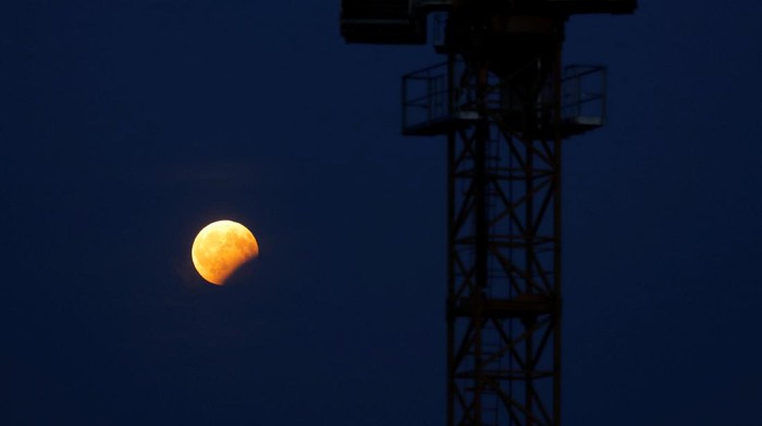 Potret Cantiknya Gerhana Bulan Sebagian di Berbagai Belahan Dunia