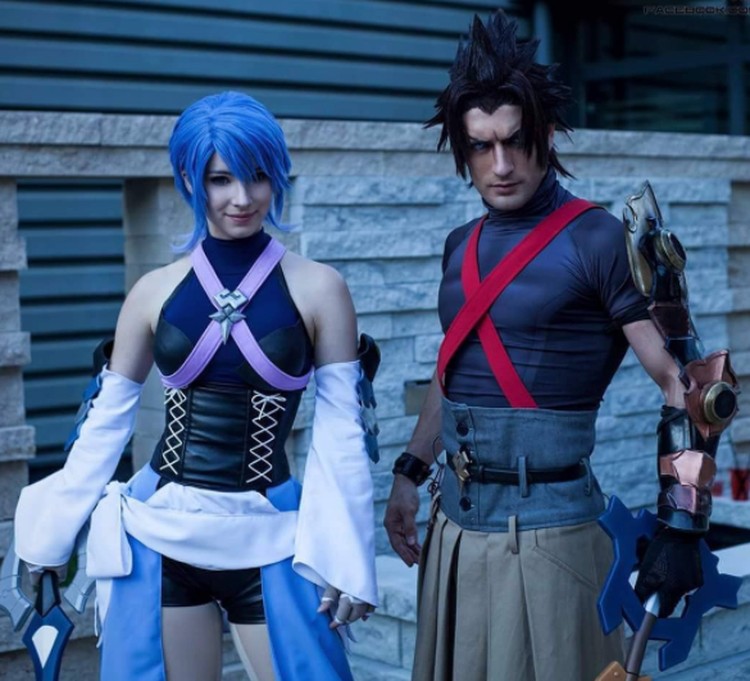 Enji Night Cosplayer Misterius Yang Cantik Jelita