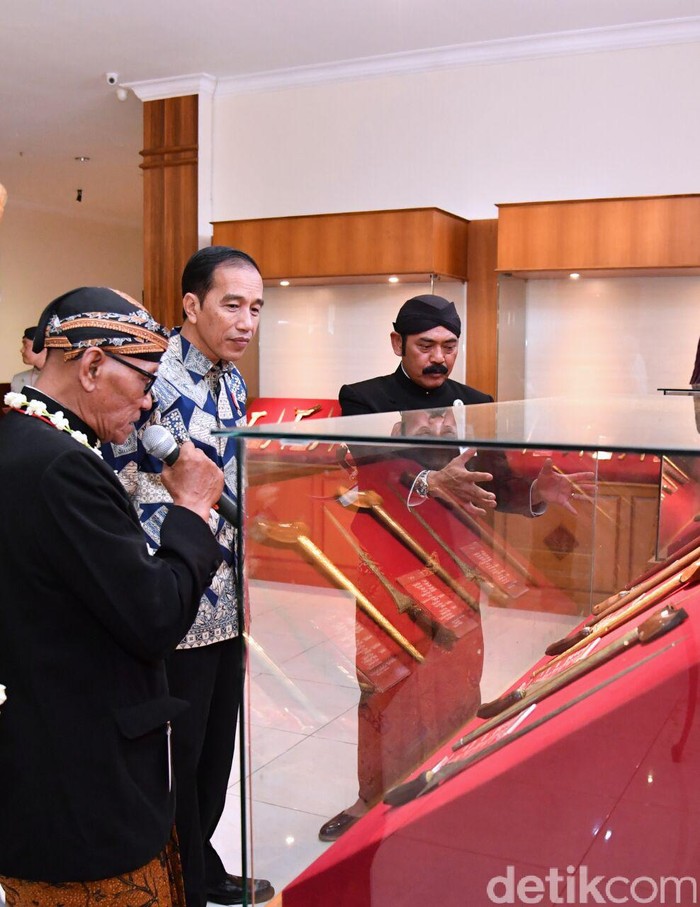 Foto: Jokowi Titipkan Keris Koleksi Pribadinya ke Museum di Solo
