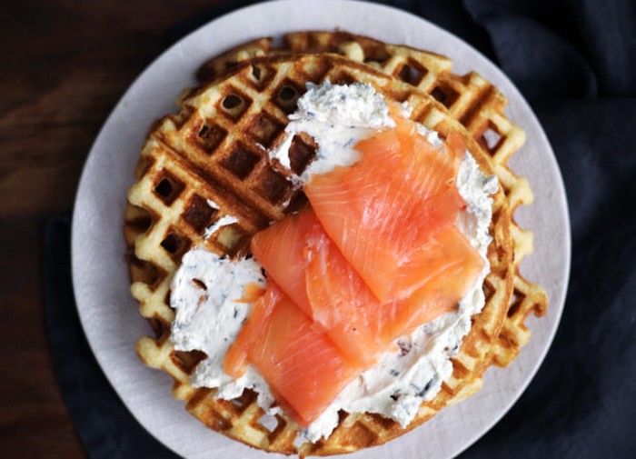 Bosan dengan Waffle Manis? Ini 7 Waffle Gurih yang Cocok Buat Sarapan