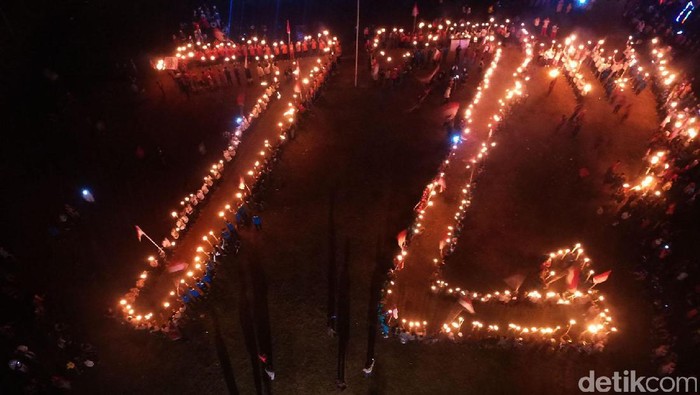 Pawai Ribuan Obor di Batang Membentuk Angka 72