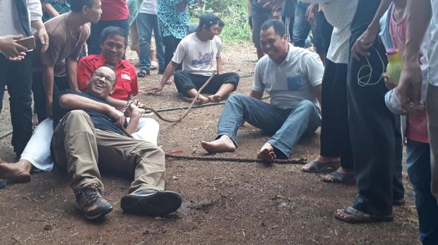 Serunya Anies Ikut Lomba Tarik Tambang hingga Tali Putus Serunya Anies Ikut Lomba Tarik Tambang hingga Tali Putus