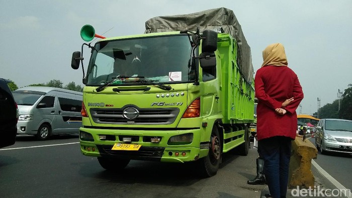 Petugas Gabungan Razia Kendaraan Overload di Tol Bandara Petugas Gabungan Razia Kendaraan Overload di Tol Bandara