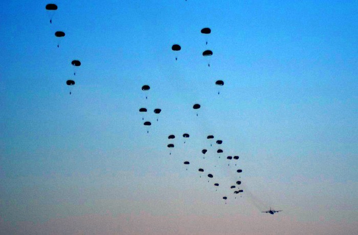 Melihat Prajurit Kostrad Latihan Terjun Payung