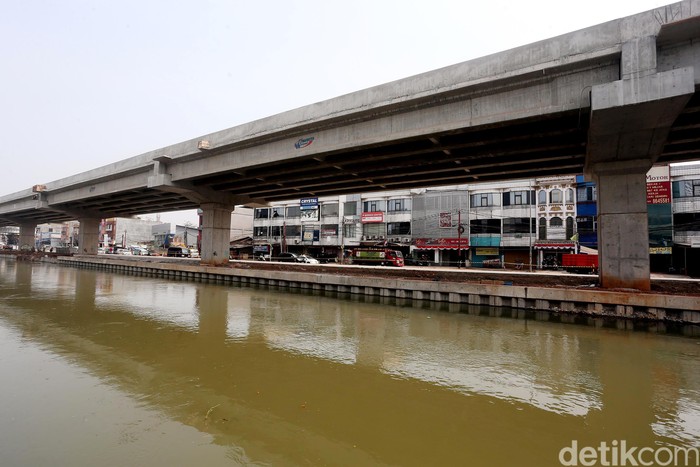 Foto: Usai Dipasang Turap, Kalimalang Terlihat Indah