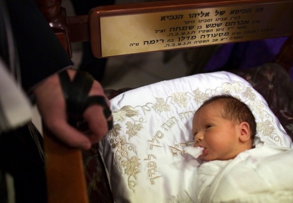Foto: Ritual Sunat Bayi di Israel