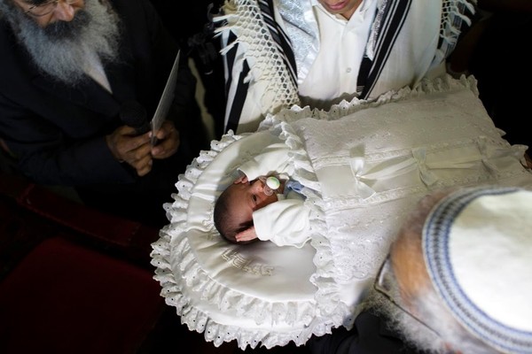 Foto: Ritual Sunat Bayi di Israel