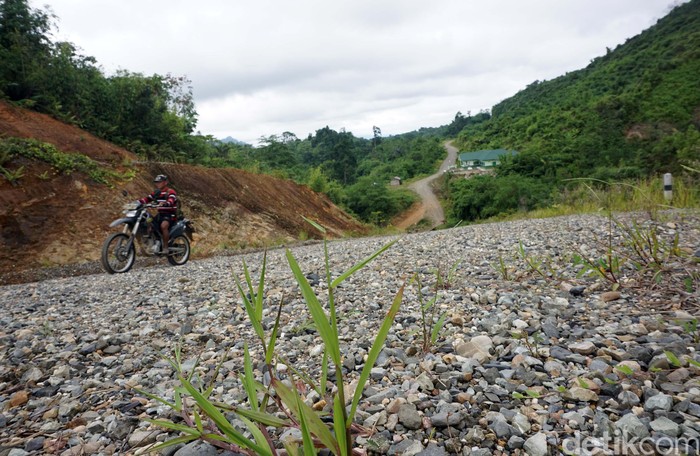 Beratnya Jalan Menuju Desa Terdepan di Batas Indonesia-Malaysia