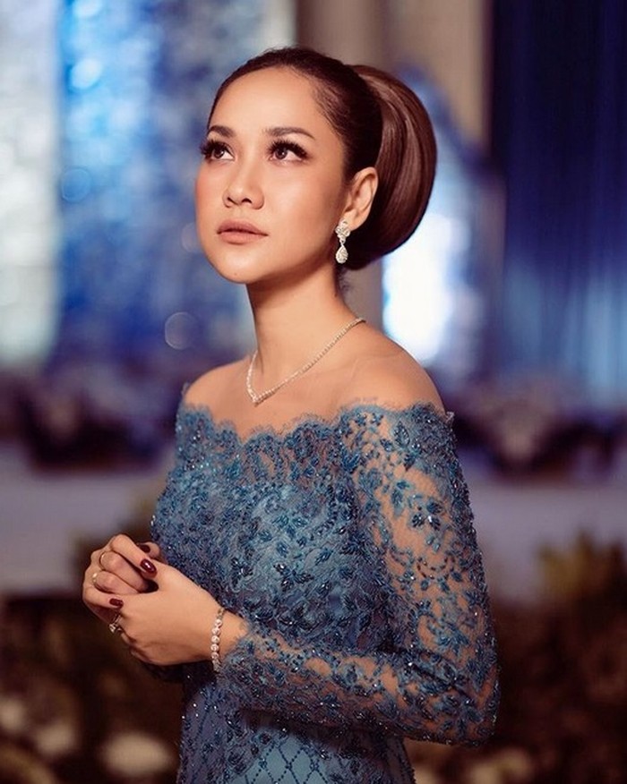 Tampil Berkebaya, BCL Cantik Banget!