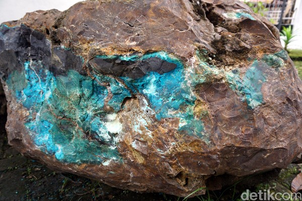 Bongkahan Batu Bacan Halmahera