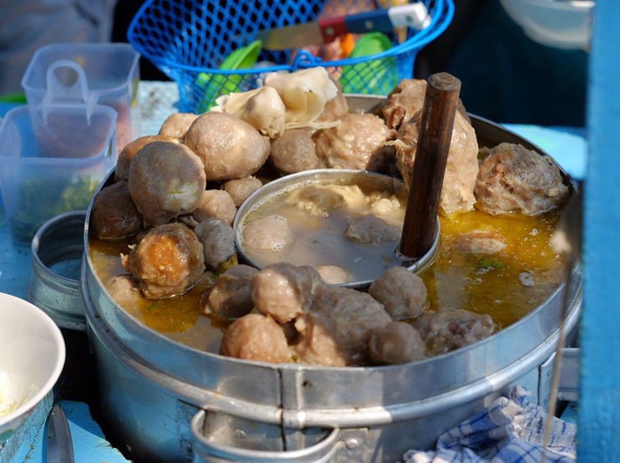 Di 7 Warung Bakso Jumbo, Bakso Beratnya Bisa Sampai 5 Kilogram Lho!