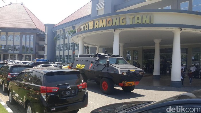 KPK Geledah Balai Kota Batu Bawa Panser KPK Geledah Balai Kota Batu Bawa Panser