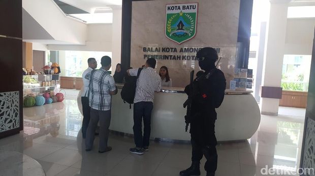 KPK Geledah Balai Kota Batu Bawa Panser KPK Geledah Balai Kota Batu Bawa Panser