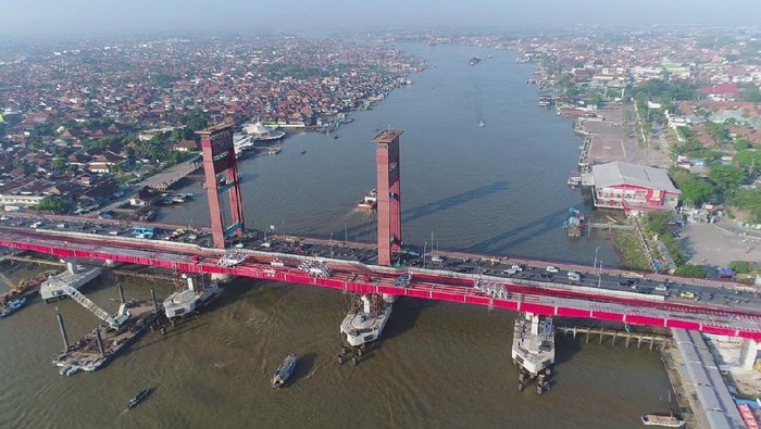 Before-After Jembatan Ampera, Dulu Jorok Kini Cling Before-After Jembatan Ampera, Dulu Jorok Kini Cling