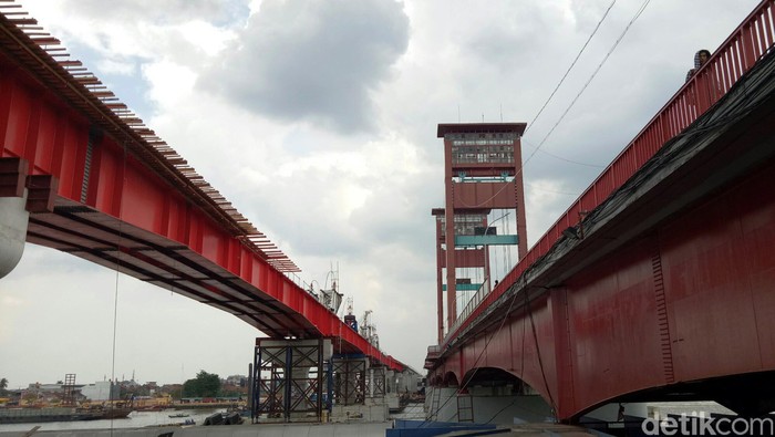Foto: LRT Berdampingan dengan Jembatan Ampera, Warga Bangga