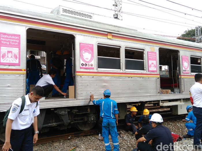 Ini Kereta Penolong yang Selamatkan KRL Anjlok di Manggarai