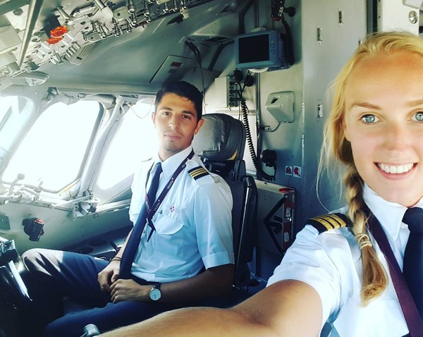 Foto: Cewek Cantik yang Jago Kemudikan Pesawat