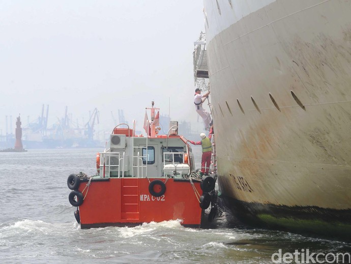 Melihat Peranan Kapal Pandu di Pelabuhan Tanjung Priok