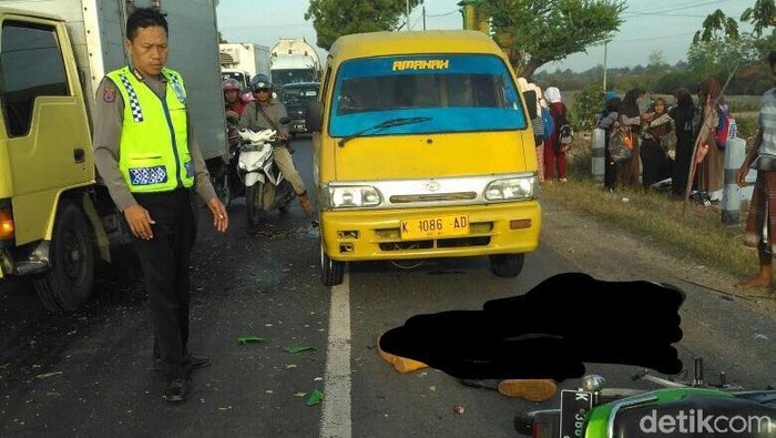 Tabrak Angkot Dari Belakang Pemotor Di Rembang Tewas Seketika
