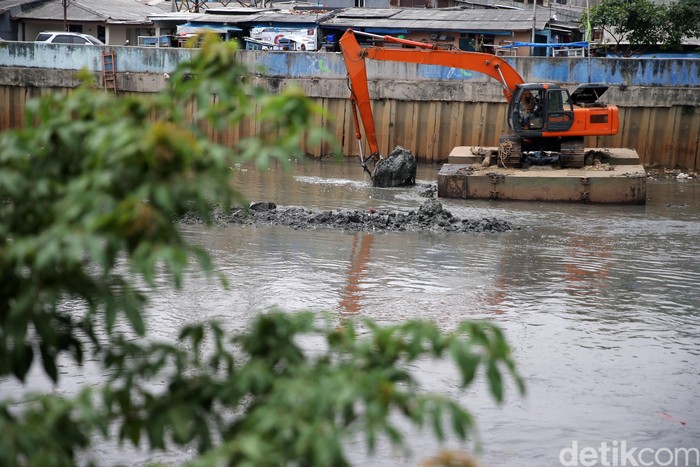 Pengerukan Endapan Lumpur di Banjir Kanal Barat