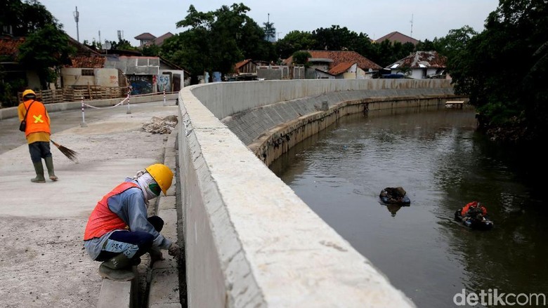 Foto Penampakan Terkini Normalisasi Sungai Ciliwung Di Bukit Duri