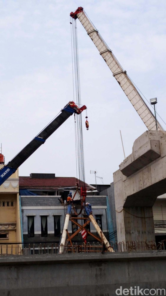 Tiang LRT yang Timpa Rumah Berhasil Dievakuasi