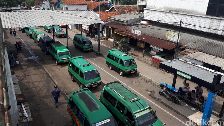 Mayoritas Sopir Angkot di Terminal Cicaheum Mogok Operasi