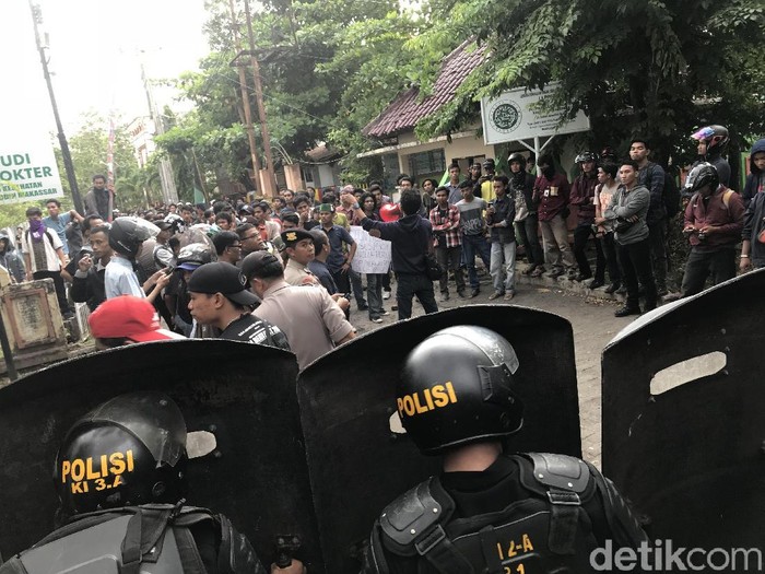 Demo Puluhan Mahasiswa Makassar Berujung Bentrok dengan Polisi