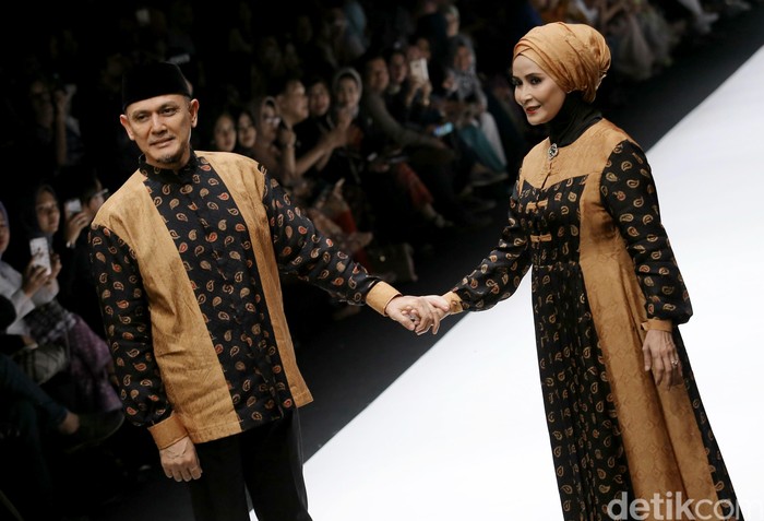 Mesranya Artis Senior Hengky Tornado dan Istri di Atas Runaway Mesranya Artis Senior Hengky Tornado dan Istri di Atas Runaway