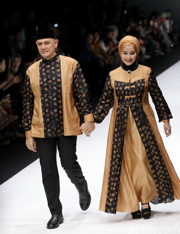 Mesranya Artis Senior Hengky Tornado dan Istri di Atas Runaway Mesranya Artis Senior Hengky Tornado dan Istri di Atas Runaway
