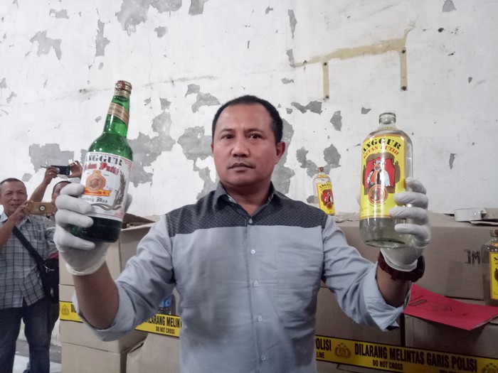 Polisi Gerebek Gudang Produksi Minuman Beralkohol di Surabaya Polisi Gerebek Gudang Produksi Minuman Beralkohol di Surabaya