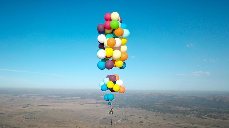 Bagai Film 'Up', Pria Ini Terbang dengan 100 Balon Lintasi Afrika