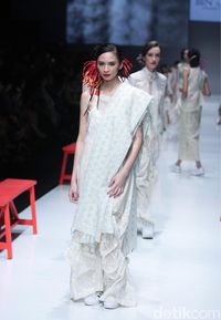 Foto: 9 Inspirasi Padu-padan Sneakers dan Kain Batik ala Obin