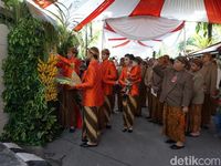 Foto: Gaya Cetar Keluarga Jokowi dengan Seragam Pernikahan Oranye