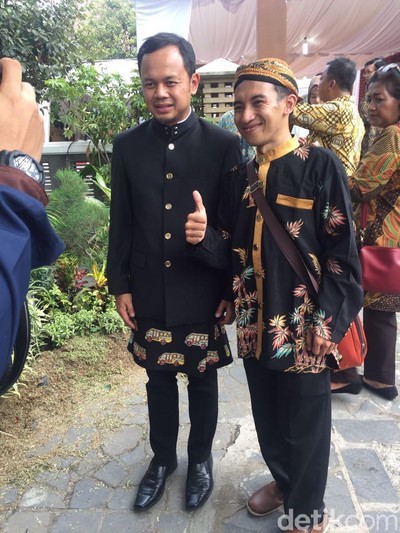 Uniknya Walikota Bogor Pakai Batik Angkot di Pernikahan Kahiyang Ayu