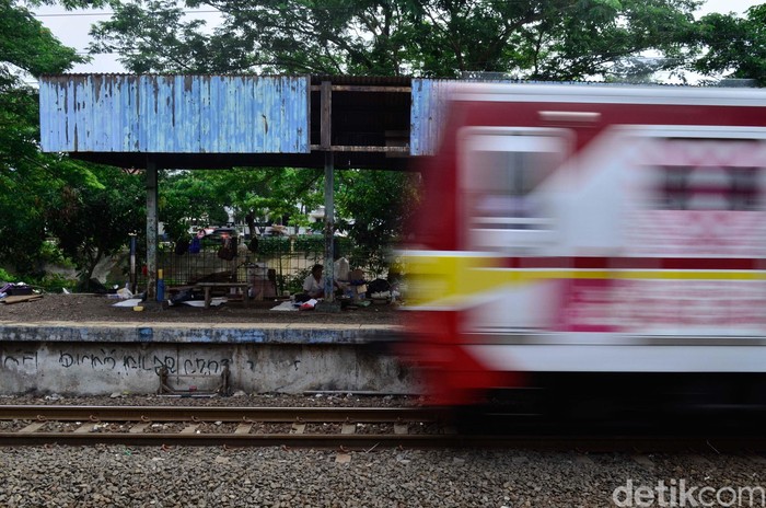 Foto: Stasiun Mampang Dikuasai Tuna Wisma