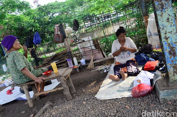 Foto: Stasiun Mampang Dikuasai Tuna Wisma