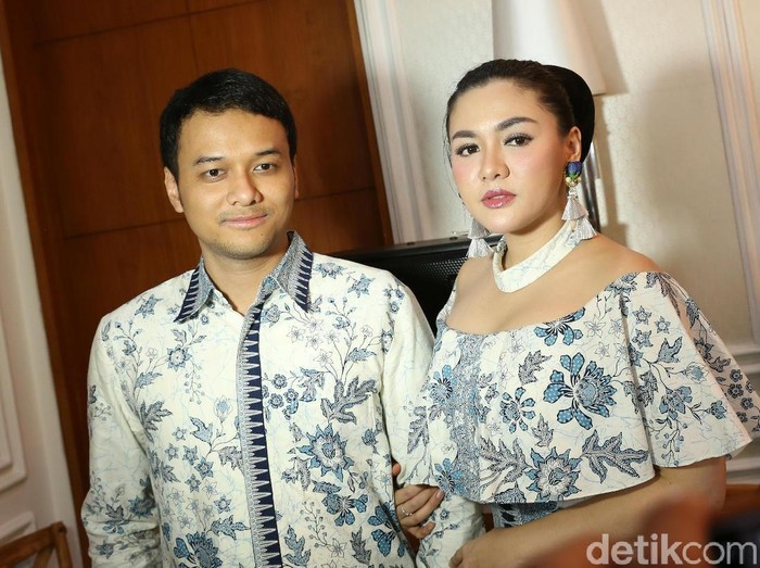 Gaya Kompak Vicky Shu dan Suami