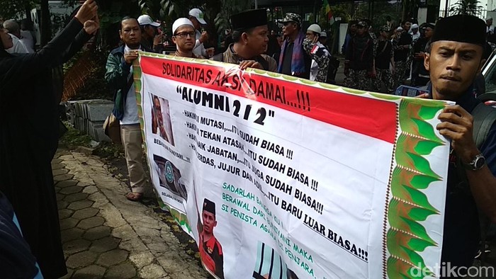 Foto: Deretan Spanduk 'Save Buni Yani' di Lokasi Sidang Vonis Foto: Deretan Spanduk 'Save Buni Yani' di Lokasi Sidang Vonis