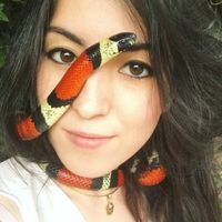 Ini Emzotic, Youtuber Cantik yang Akrab dengan Kecoa Hingga Siput Raksasa