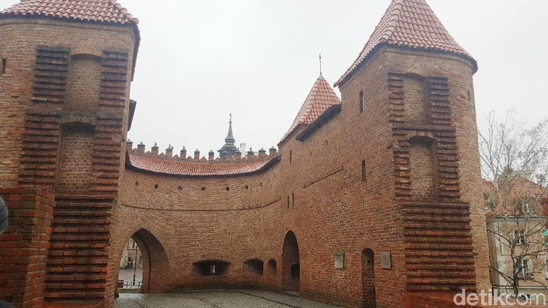 Benteng Bata Merah Berusia 5 Abad di Polandia