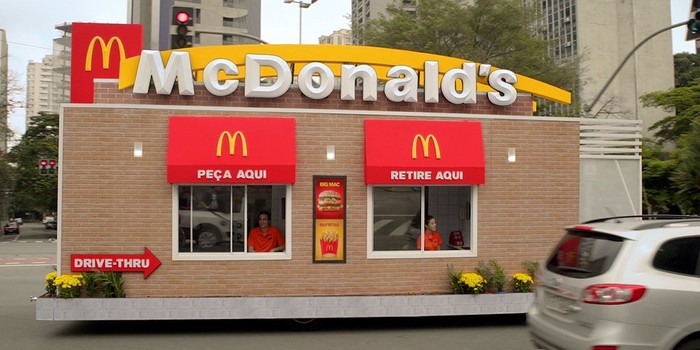 Nekat! Wanita Ini Panjat Jendela untuk Mencuri Makanan di Drive Thru McD Nekat! Wanita Ini Panjat Jendela untuk Mencuri Makanan di Drive Thru McD