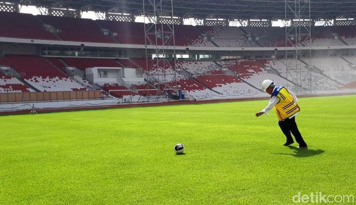 Pakai Helm Proyek, Menteri PUPR Tendang Bola di Stadion GBK
