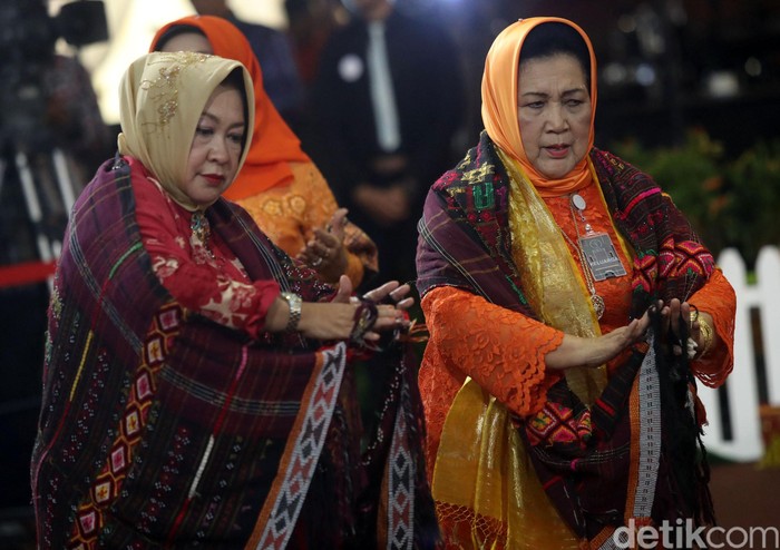 Foto: Tetua Adat Manortor di Pesta Adat Kahiyang-Bobby