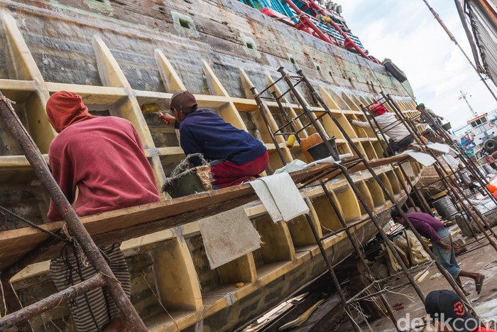 Foto: Mengintip Bengkel Reparasi Kapal di Muara Angke