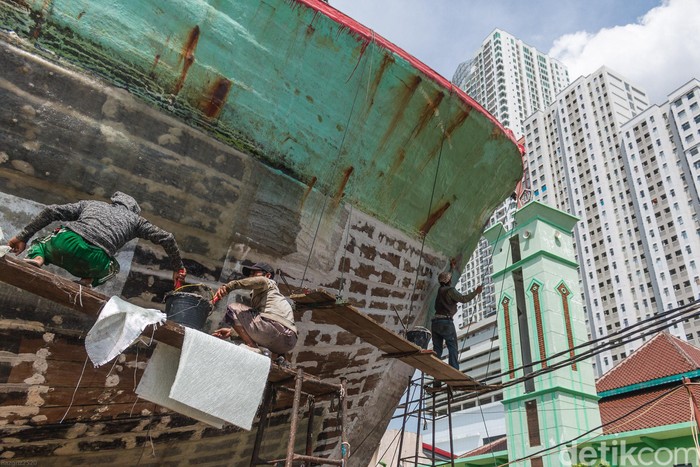 Foto: Mengintip Bengkel Reparasi Kapal di Muara Angke